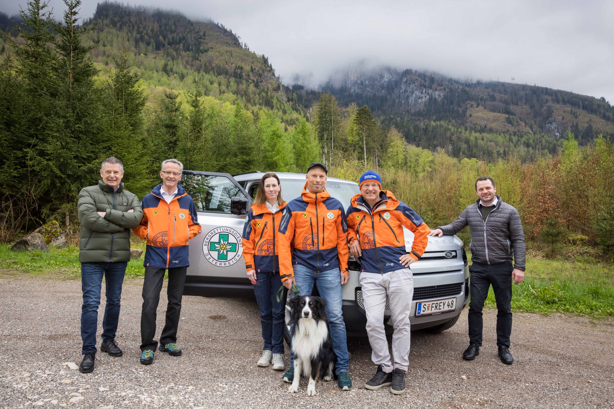 Neuer Land Rover Defender für die Salzburger Bergrettung - Bergrettung ...